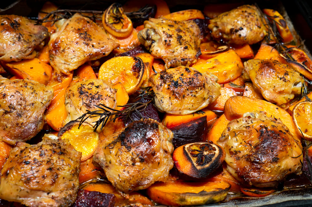 Frango assado com laranja e alecrim: experimente esta receita!