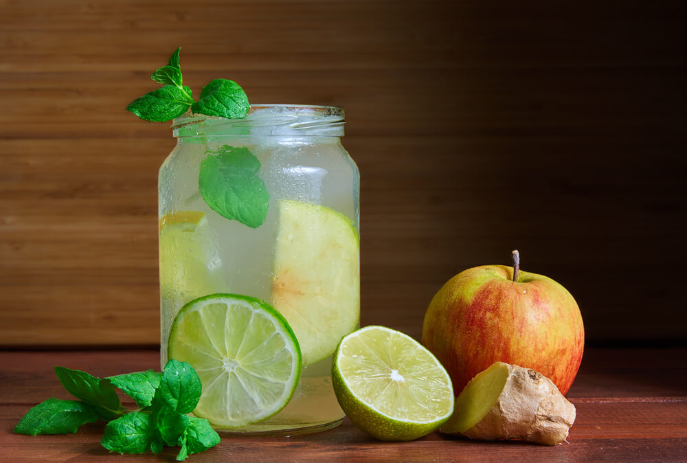 Saiba como fazer uma limonada detox com gengibre e maçã - Melhor com Saúde