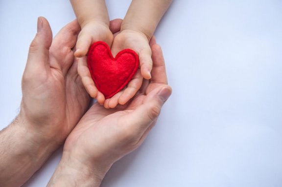 Ensine generosidade ao seu filho - Melhor com Saúde